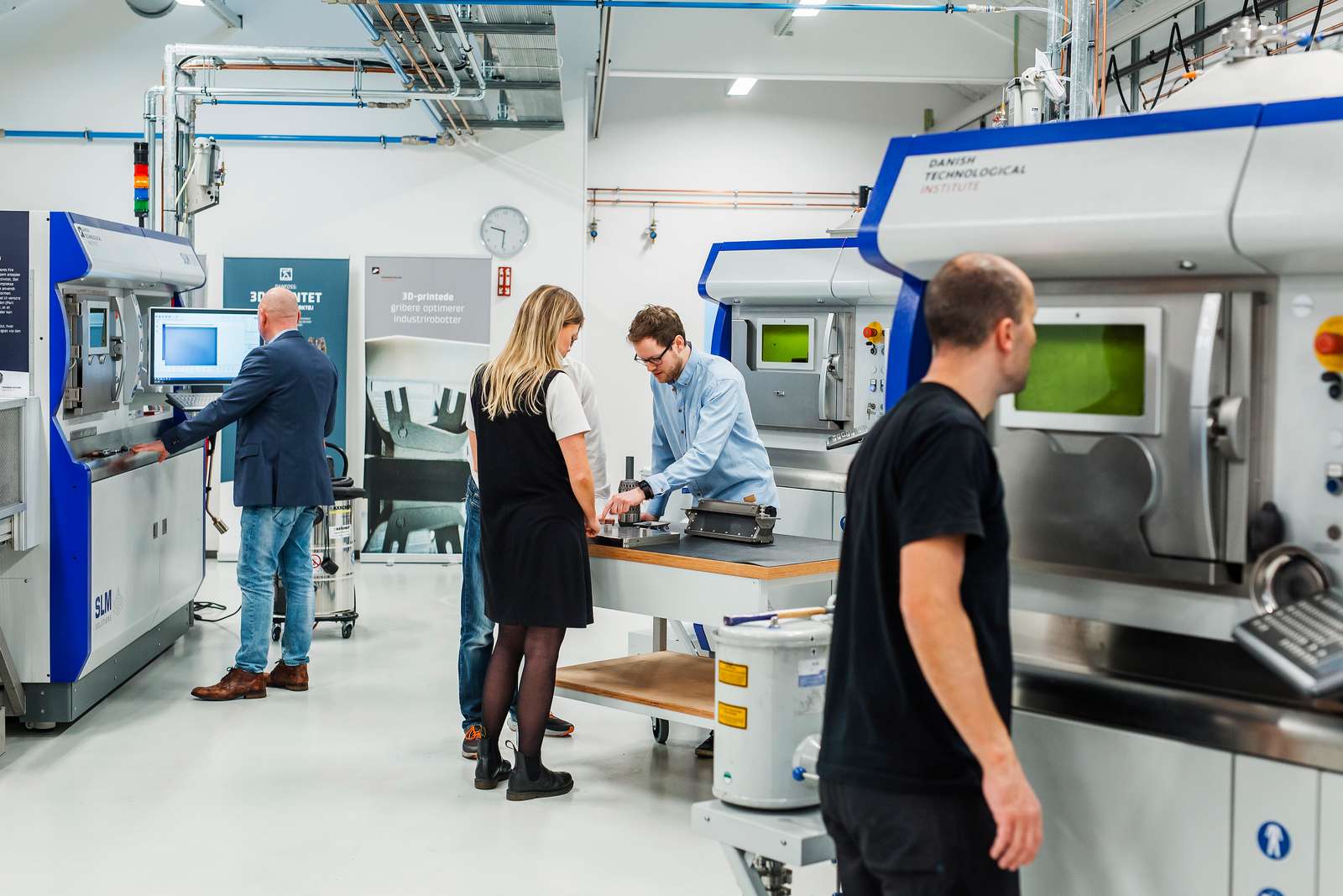 HUNTERS' POINT buys its own metal 3D printer – the printer is operated ...